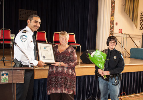 Le PDQ 24 sert un dîner symphonique aux aînés - Service de Police de la ...