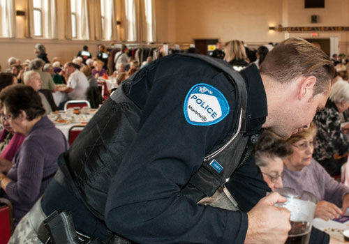 Le PDQ 24 sert un dîner symphonique aux aînés - Service de Police de la ...